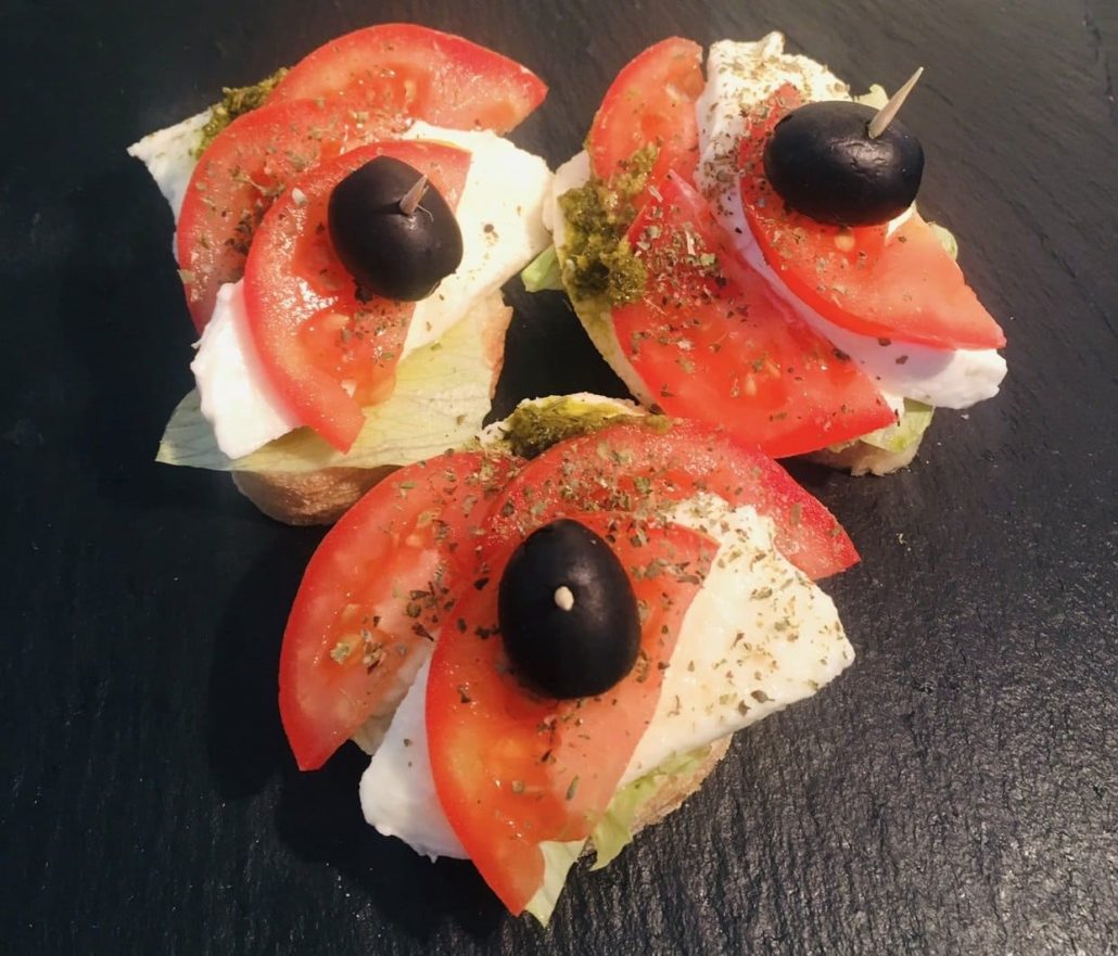 Canapés mit Mozzerella & Tomate - fineli